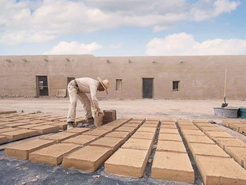 Gondoljuk újra az építőipart; vályog- és mész az építészetben