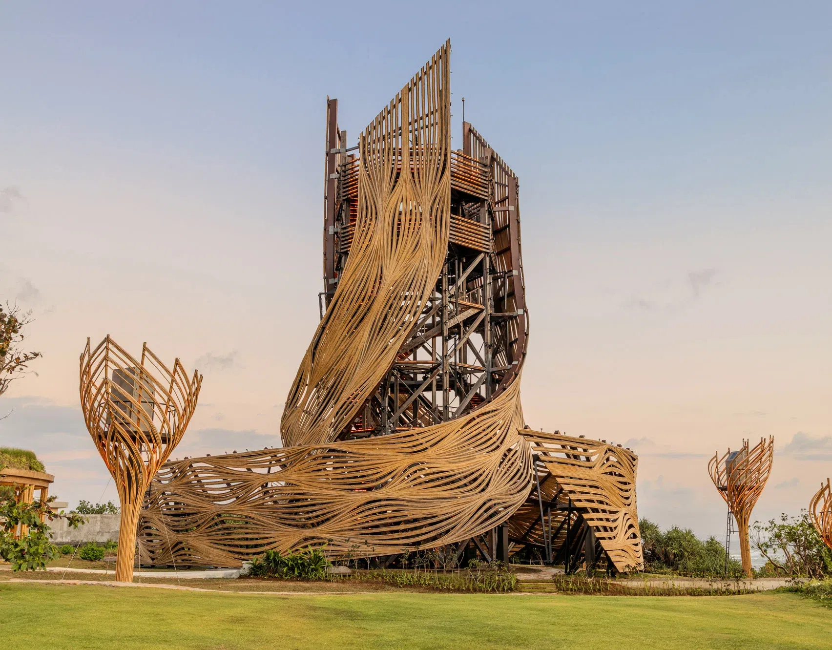 Arthur Mamou-Mani rattan kilátótornyot épített AI-fénybemutatóhoz Balin