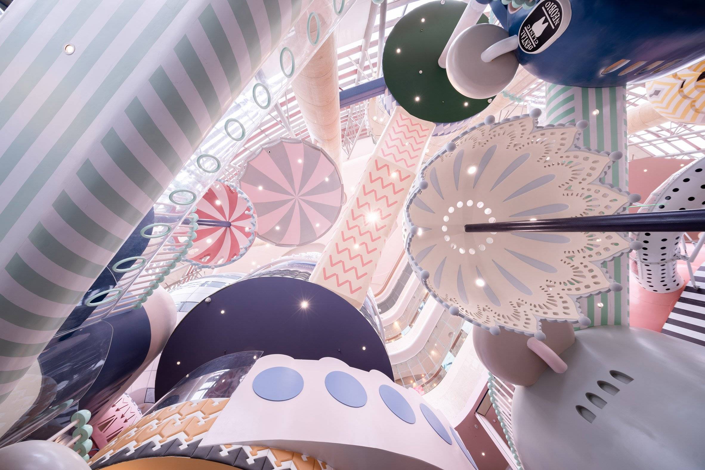 Pasztell színek és pöttyök díszítik a szürrealista miniatűr várost a ...